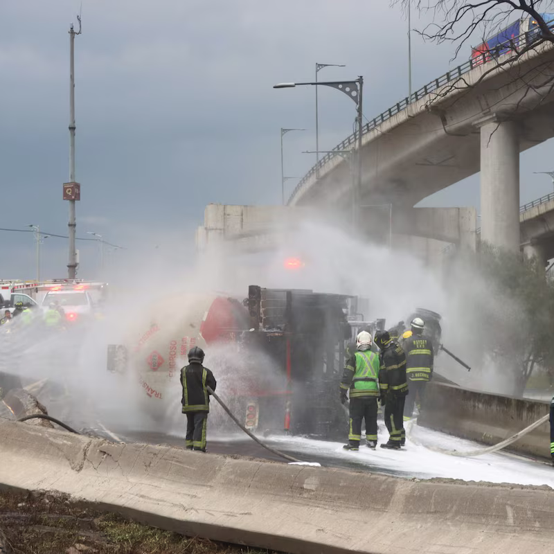 México: Explosión de pipa de gas tras impacto contra valla de ...