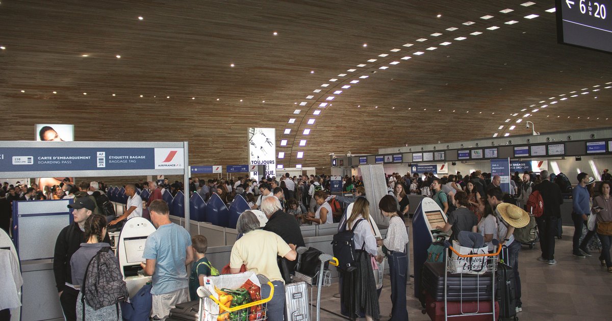 USA: Former Delta Airlines employee files lawsuit alleging retaliation ...